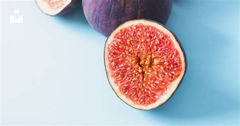 둥근 검은 색과 빨간색 과일 2 개 사진 Unsplash의 무료 과일 이미지