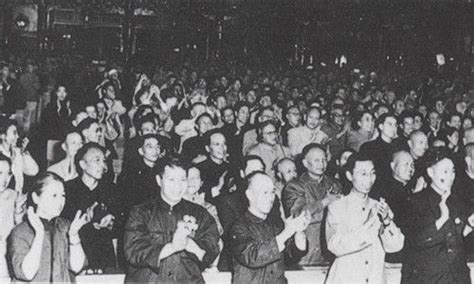 1954年9月第一届全国人大第一次会议在北京召开，由此建立的人民代表大会制度成为我国的根本政治制度。以