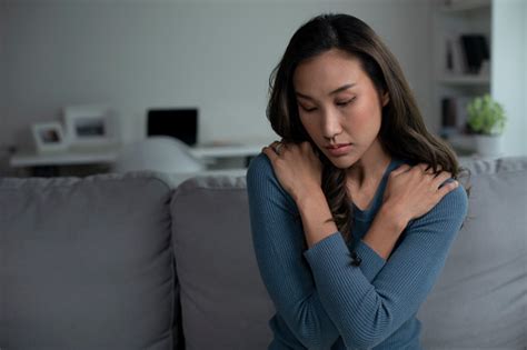 집에서 소파에 앉아있는 여성은 슬프고 삶의 어려움을 느낍니다 슬픔에 대한 스톡 사진 및 기타 이미지 슬픔 사람들 한 사람 Istock