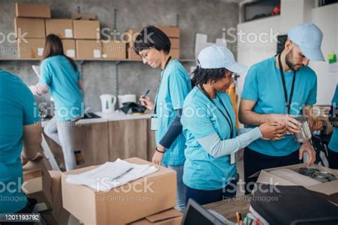 자선 푸드 뱅크에 기부 상자를 포장하는 다양한 자원 봉사자 Giving Tuesday에 대한 스톡 사진 및 기타 이미지 Giving Tuesday 고무장화 공동체