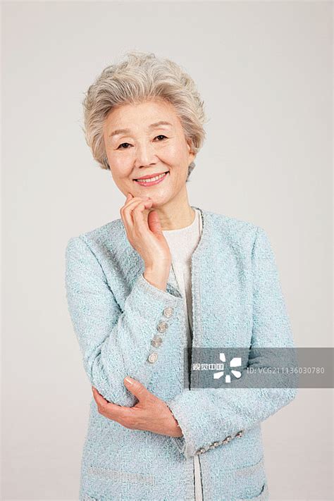 老年女性肖像图片素材