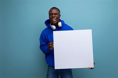 복사 공간이 있는 배경에 큰 전단지를 가진 긍정적인 젊은 아프리카 남자 25 29세에 대한 스톡 사진 및 기타 이미지 25 29세 갈색 머리 공란 Istock