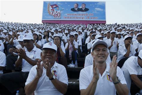 សម្តេចវិបុលសេនាភក្តី សាយ ឈុំ និងសម្តេចចៅហ្វាវាំង គង់ សំអុល អញ្ជើញពិនិត្យការសមសាកល្បងចុងក្រោយ