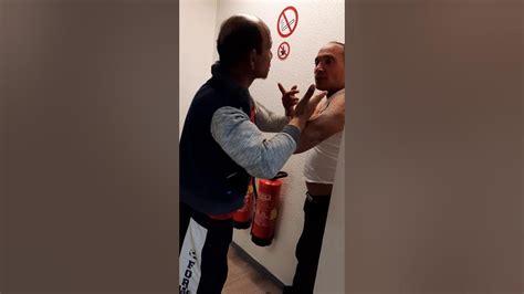 Баща И Син Се Бият В Германия Youtube