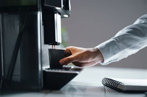 커피 기계를 사용하여 에스프레소를 만드는 알아볼 수 없는 사업가의 클로즈업 보기 커피 마실 것에 대한 스톡 사진 및 기타 이미지