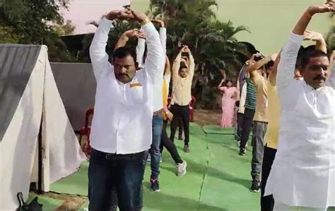 Rohit Pawar Started Today Yatra By Exercising And Meeting The Villagers
