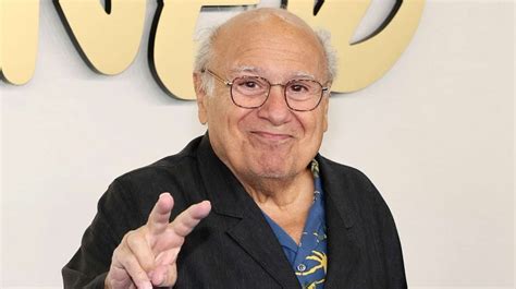 video danny devito susține că din cei 80 de ani ultimii doi i au adus