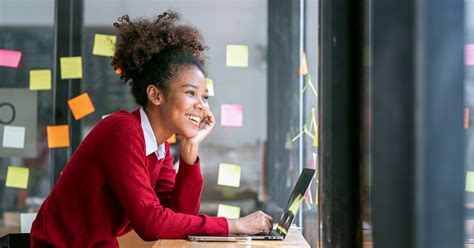 매력적인 아프리카 젊은 자신감 사업가 사무실 테이블에 앉아 노트북 컴퓨터에서 작업 사무실에 대한 스톡 사진 및 기타 이미지 사무실 여자 한 명의 여자만 Istock