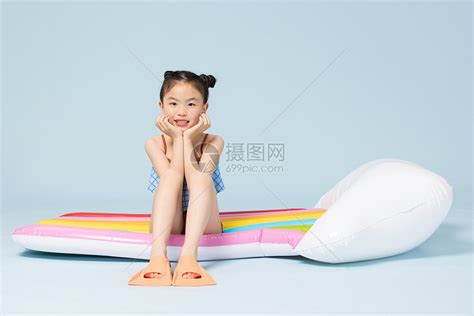 坐在泳圈上的夏日泳装小女孩高清图片下载 正版图片501759537 摄图网