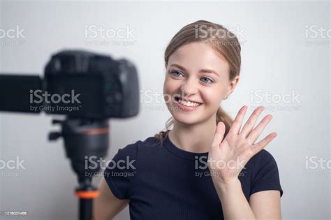 웃고 젊은 백인 소녀 여자 만들기 A 비디오 블로그 와 카메라 고객 참여에 대한 스톡 사진 및 기타 이미지 고객 참여 광고 디지털 뷰파인더 Istock
