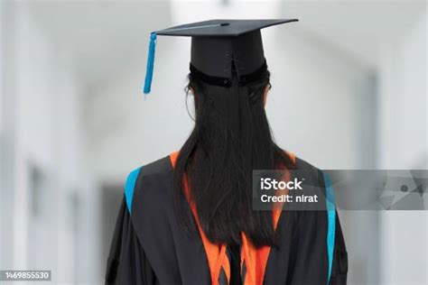 졸업 가운과 모자를 쓴 젊은 아시아 여자 대학 졸업생의 뒷모습 졸업 가운에 대한 스톡 사진 및 기타 이미지 졸업 가운 공부 대학생 Istock