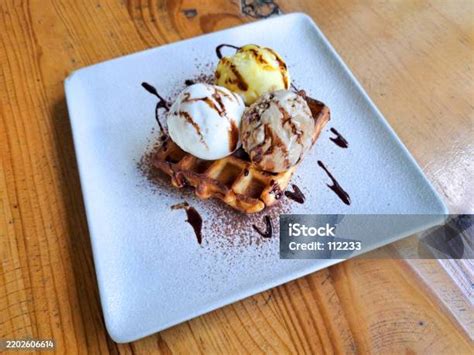 커피 아이스크림 볼 바닐라 아이스크림 볼 망고 아이스크림 볼 초콜릿 소스를 곁들인 벨기에 와플 디저트 음식 메뉴 0명에 대한 스톡 사진 및 기타 이미지 Istock