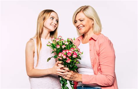 놀람 저는 할머니를 사랑합니다 가족 휴가 및 축하 흰색 배경에 함께 고립 된 좋은 재미있는 분위기에서 행복한 할머니와 손녀의 사진을 닫습니다 2명에 대한 스톡 사진 및 기타