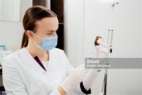 미용사 전문의의 흉터와 주름을 제거하고 부드럽고 젊은 만들기 위해 사람의 얼굴에 주사를 만들기 위해 준비 20 24세에 대한 스톡 사진 및 기타 이미지 Istock