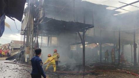 Diduga Gardu Listrik Korslet Bangunan Rongsokan Di Kemang Bogor Ludes Terbakar