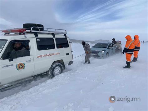 Баян Өлгий аймагт цас их хэмжээгээр орсны улмаас зам хаагджээ