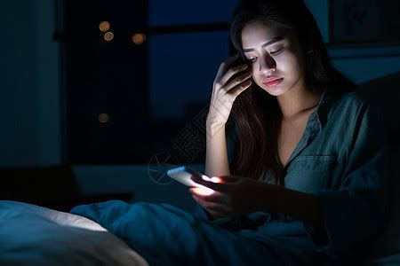 晚上看手机眼睛疼的女人高清图片下载 正版图片600155103 摄图网