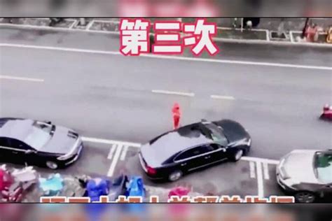 男司机四次倒不进车位，环卫大姐看不下去，我来！一把入位！
