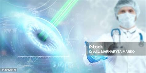 레이저 눈 수술 인간의 눈 홀로그램 및 레이저 빔 의사가 수술을 수행합니다 눈 수술 캐서랙트 골형성 현대 안과 의사의 개념 눈