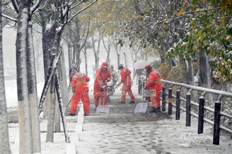 辽宁沈阳迎来入冬第一场雪 人民图片网