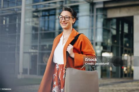 도시에서 도보로 출퇴근하면서 즐겁게 웃고 있는 성숙한 사업가 걷기에 대한 스톡 사진 및 기타 이미지 걷기 사업가 여자 사업가 Istock