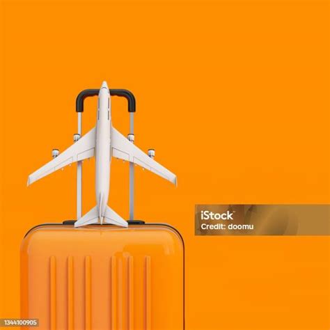 여행 컨셉 화이트 제트 승객 비행기 모델 오렌지 여행 가방 3d 렌더링 예약하기에 대한 스톡 사진 및 기타 이미지 예약하기 가방 개념 Istock