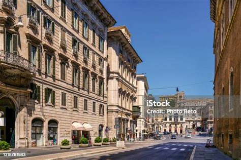 베네치아 광장 근처 로마의 유서 깊은 중심부에 있는 비아 델 플레비시토 애비뉴의 전경 궁전에 대한 스톡 사진 및 기타 이미지 궁전 로마 이탈리아 건물 외관 Istock