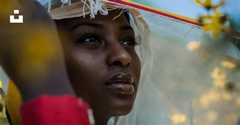 흰색과 파란색 모자를 쓴 빨간 셔츠를 입은 여자 사진 Unsplash의 무료 에티오피아 이미지