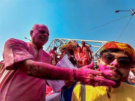 거리 공연 거리 사진 거리 장면 공공 장소 관광 군중 군중 상호 작용 기쁨 남쪽 아시아 노란색 터번 다리 건축 다채로운 댄스 도시 풍경 도시의
