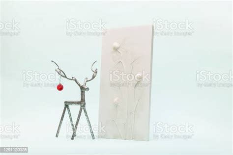 벽 예술을위한 식물 베이스 릴리프 야생화와 금속 사슴3d 꽃 석고 장식 크리스마스 장식 객실의 세련되고 현대적인 인테리어 0명에 대한 스톡 사진 및 기타 이미지 Istock