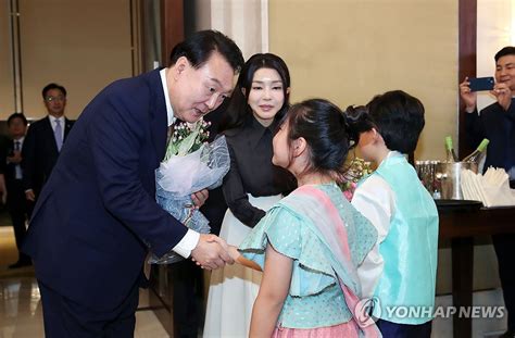 화동에게서 꽃다발 받는 윤석열 대통령 내외 연합뉴스