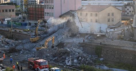 산더미 같은 콘크리트 잔해애타는 수색작업