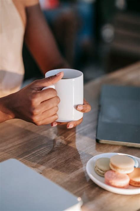 실내 고요한 기술 깨지다 노트북 다채로운 단순한 달콤한 도기 디저트 따뜻한 조명 라떼 레저 마카롱 머그 목조 테이블 미니멀리스트 미식가