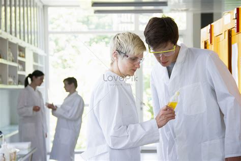 실험실에서 액체를 관찰하는 화학 학생 사진 무료 다운로드 Lovepik