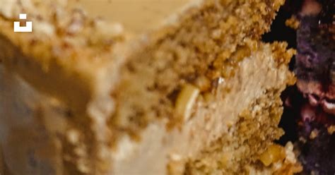 화이트 세라믹 접시에 화이트 크림을 곁들인 얇게 썬 초콜릿 케이크 사진 Unsplash의 무료 음식 이미지