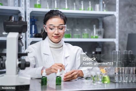 생물학 과학 실험실에서 천연 약초 성분을 사용한 생명 공학 화장품 연구에 종사하는 화학 과학자 피부과용 식물학 실험에서 유기 바이오 에코 뷰티 추출물 30 34세에 대한