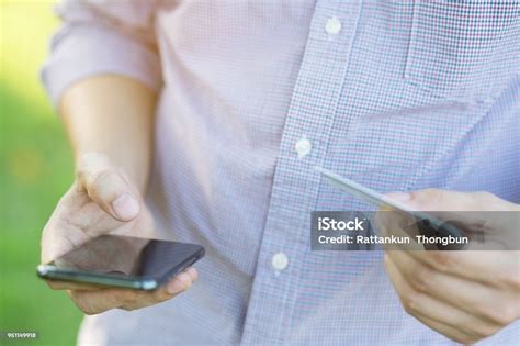 온라인 결제 주변 사람들이 남자 손 잡고 신용 카드로 지불 하 고 온라인 쇼핑 또는 손실된 카드 사기 거래 보고 셀 스마트 휴대 전화를 사용 하 여 금융에 대한 스톡 사진