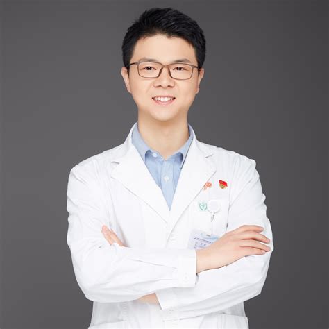 症状及患病时长：2023年2月份做ct发现右下肺结节，2024年2月份感冒拍c丅右肺下叶实性结节大小14x8mm。2025年2月22日复查ct