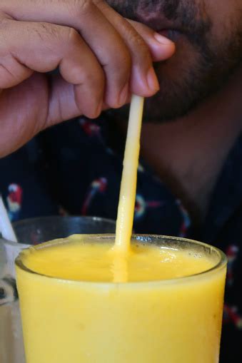 망고 밀크 셰이크를 마시는 인식되지 않은 남자의 이미지 플라스틱 빨려 스무디 수염 빨기 우유 쉐이크를 마시는 남자 건강한 식생활 5 일 과일 및 야채 부분 우유로 만든 망고