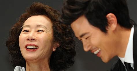 [포토] 윤여정 김강우 돈의 맛으로 웃다