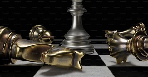 흑백 체크 무늬 바닥에 놓인 은색과 금색 체스 사진 Unsplash의 왕 이미지