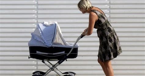 Кола помете детска количка 2 годишно с комоцио Новини от Dnes Bg