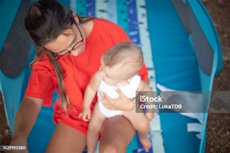 어린 소년과 그의 어머니는 자연에서 캠핑 텐트에 앉아 있습니다 25 29세에 대한 스톡 사진 및 기타 이미지 25 29세 2명 6 11 개월 Istock