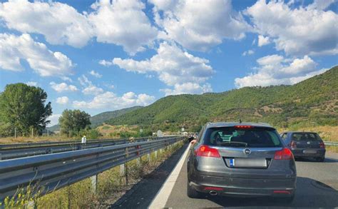 Километрично задръстване на АМ Струма заради катастрофа край Кресна има пострадали жена и дете