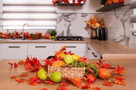 가을 부엌 인테리어 붉은색과 노란 잎과 꽃의 꽃 화병과 호박 0명에 대한 스톡 사진 및 기타 이미지 0명 가을 가정 생활 Istock