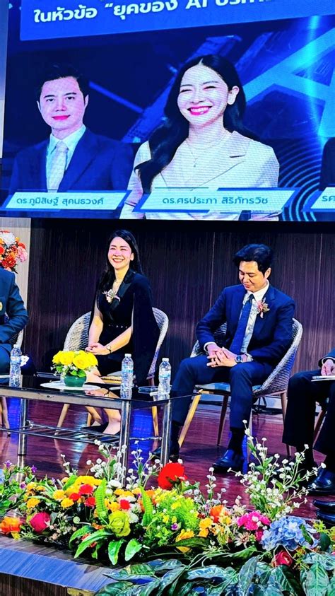 Peace ชอบภาพนี้ ยิ้มตรงปกมาก ในจอ กับ ตัวจริง ถอดมาเป๊ะ 5555 ยิ้มเหมือน แต่ สีข้างหลังอาจจะไม่