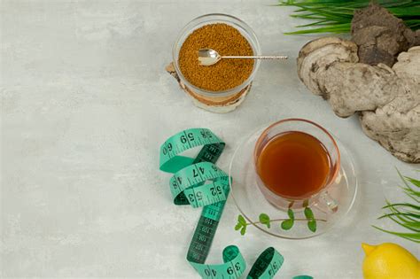 차가 자작나무 버섯은 다이어트와 면역을위한 트렌디 한 슈퍼 푸드입니다 유리 컵에 천연 차 커피와 자작 나무 차가 조각 가벼운 배경에 테이프를 측정 천연 항산화제 공간을