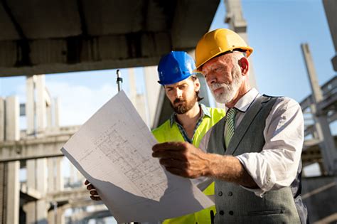 건설 현장에서 함께 일하는 건축가와 엔지니어의 자신감 있는 팀 개념에 대한 스톡 사진 및 기타 이미지 개념 개발 건물 외관 Istock