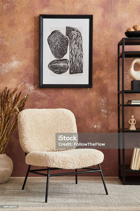 모의 포스터 프레임 프로테 안락의자 금속 선반 및 현대적인 홈 액세서리가있는 현대적인 거실 인테리어 구성 창조적 인 벽지 홈 스테이징 템플렛 공간을 복사합니다 0명에 대한
