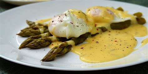 Аспержи на пара с поширани яйца и сос холандез с естрагон